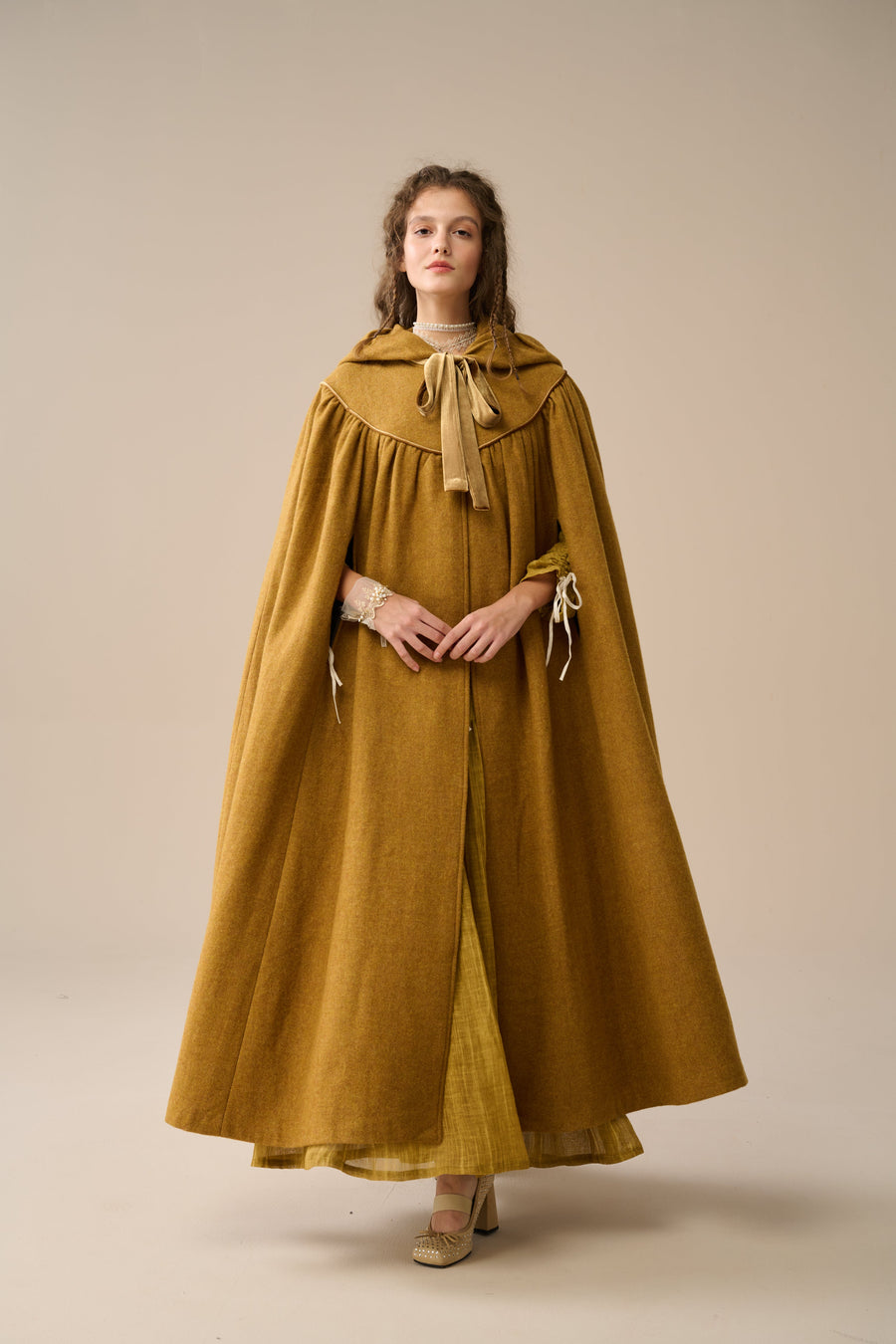 Perfumer 33 | hooded wool cloak – Linennaive